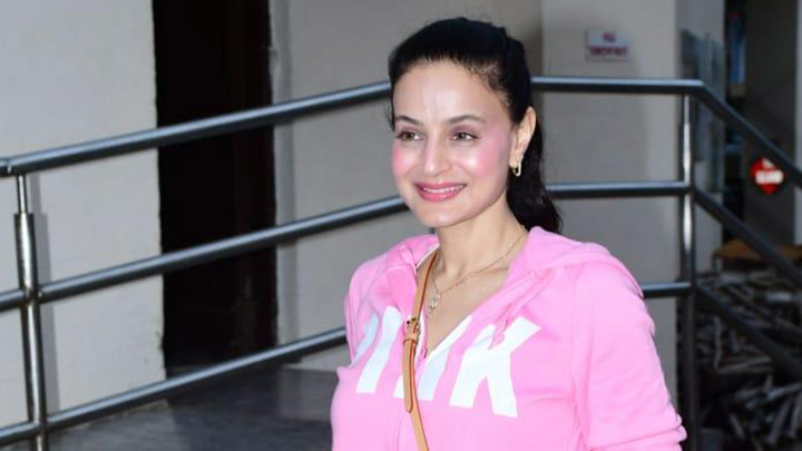 Ameesha Patel looks pretty dressed in all pink - Bollywood Hungama
