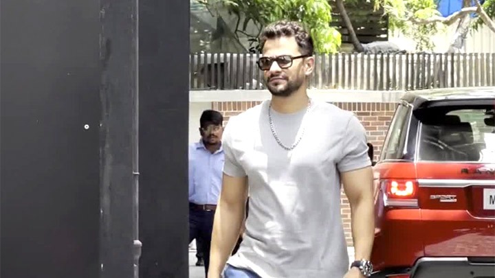 Kunal Khemu strikes a pose for paps as he gets clicked - Bollywood Hungama