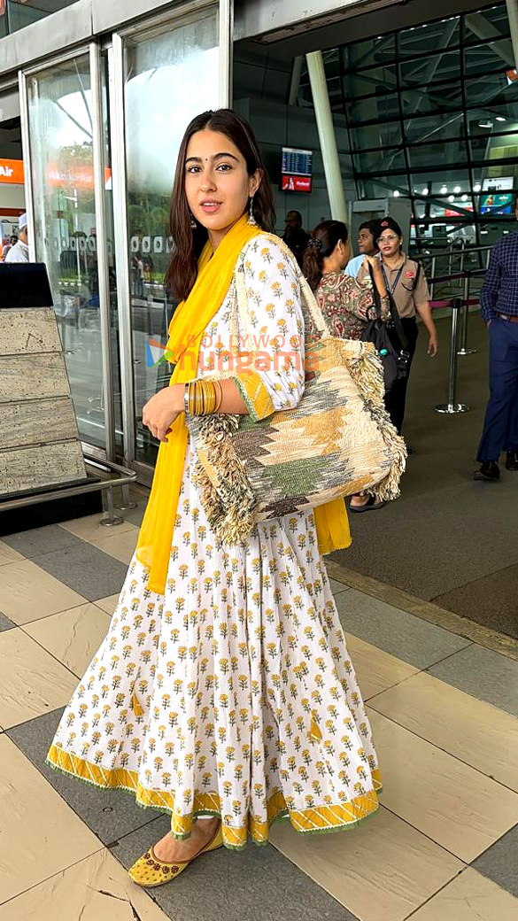 Photos Sara Ali Khan and Malaika Arora snapped at the airport (3 ...