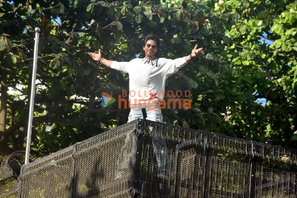 Photos Shah Rukh Khan greets fans outside Mannat in Mumbai (4) | Shah ...