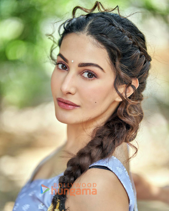 Amyra Dastur Photos Images Hd Wallpapers Amyra Dastur Hd Images Photos Bollywood Hungama