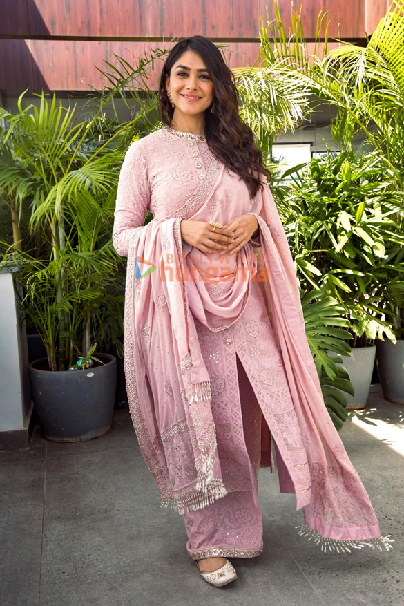 Mrunal Thakur Photos, Images, HD Wallpapers, Mrunal Thakur HD Images ...