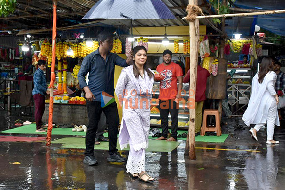 Photos Bhumi Pednekar and Samiksha Pednekar visit Siddhivinayak Temple ...
