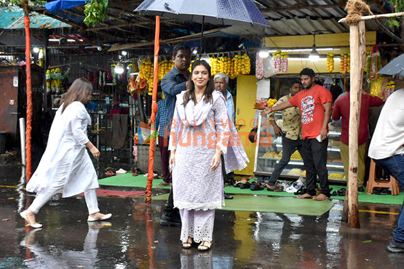 Photos Bhumi Pednekar and Samiksha Pednekar visit Siddhivinayak Temple ...