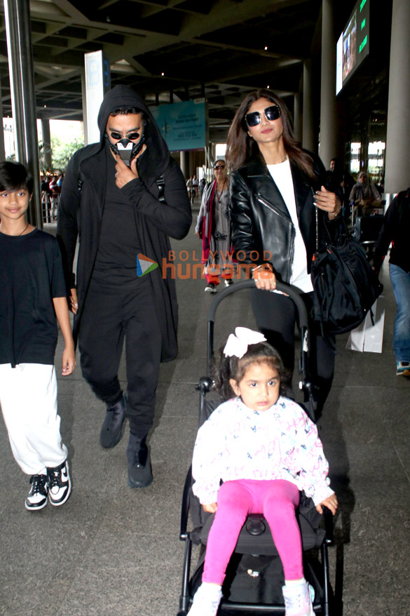 Photos Shilpa Shetty, Raj Kundra and Nikki Tamboli snapped at the airport (1) | Viaan Raj Kundra ...
