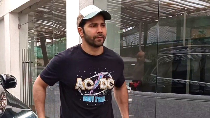 Varun Dhawan poses for a selfie with fans as he gets clicked in the ...