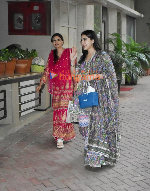 Photos Sara Ali Khan, Soha Ali Khan and Saba Ali Khan snapped at ...