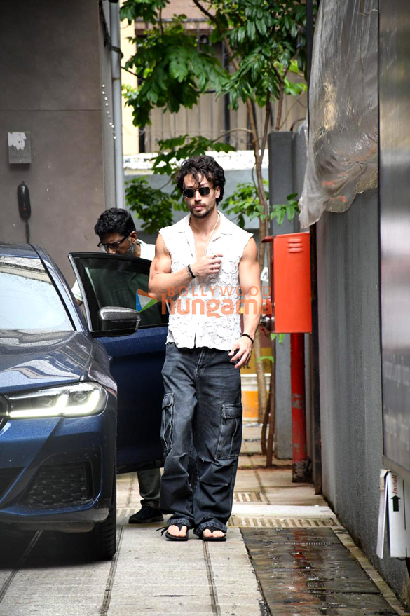 Photos Tiger Shroff snapped in Khar (2) | Tiger Shroff Images ...