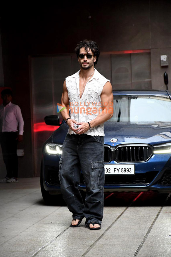 Photos Tiger Shroff snapped in Khar (3) | Tiger Shroff Images ...