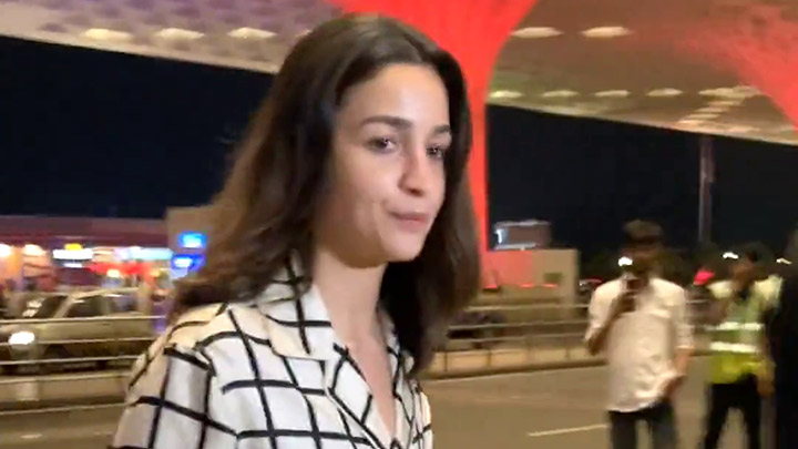 Falling for Alia Bhatt's cute dimples as she smiles for paps at the airport - Bollywood Hungama