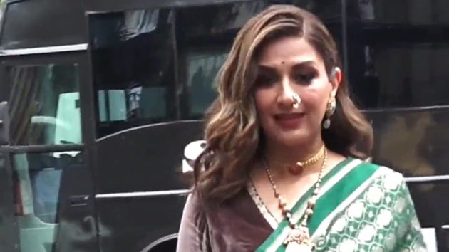 Maharashtrian Mulgi Sonali Bendre looks beautiful in a saree and nath ...