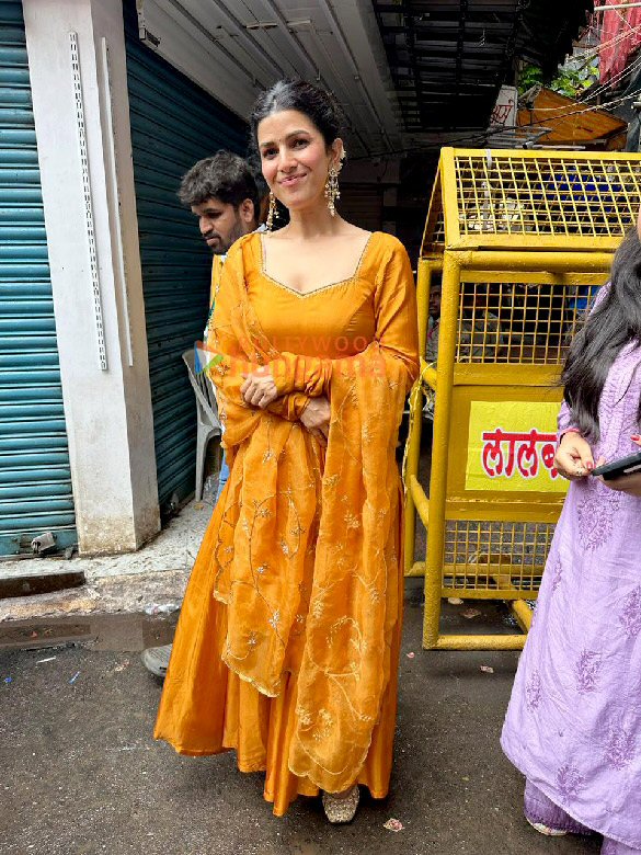 Photos Sunny Leone, Mahima Makwana and others snapped at Lalbaugcha ...