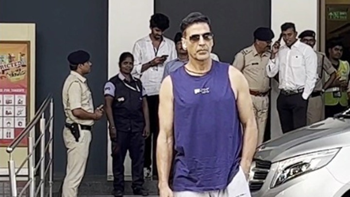 Akshay Kumar flaunts his muscular biceps as he gets clicked at the ...