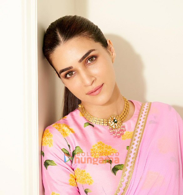 Kriti Sanon Photos, Images, HD Wallpapers, Kriti Sanon HD Images ...