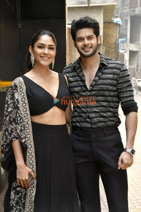 Photos Mrunal Thakur and Abhimanyu Dassani snapped during Aankh Micholi promotions (3) | Mrunal ...