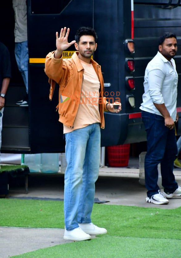 Photos: Kartik Aaryan snapped on the sets of an ad shoot | Parties ...