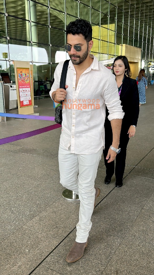 Photos Twinkle Khanna, Dimple Kapadia and others snapped at the airport ...