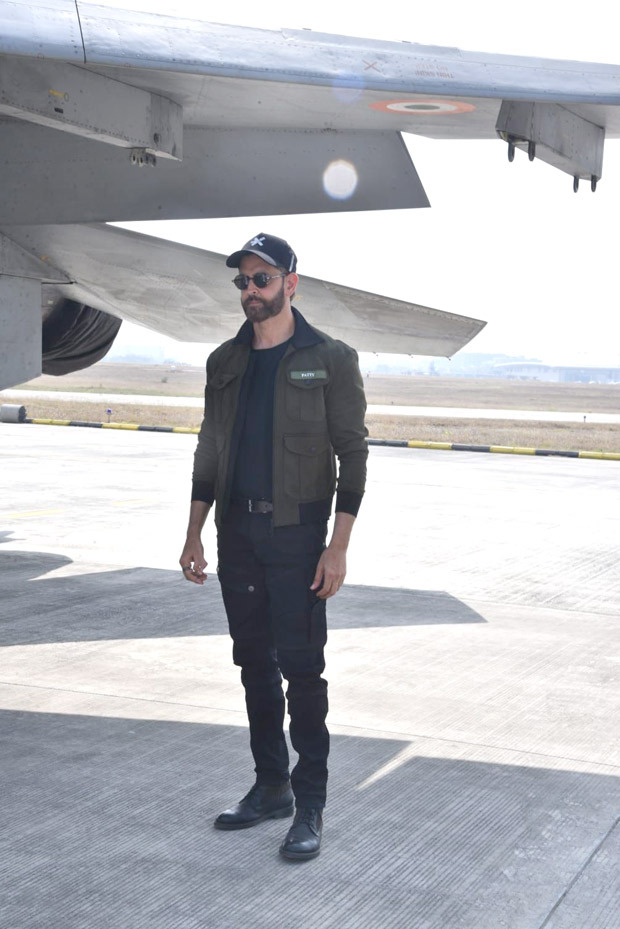 Fighter duo Hrithik Roshan and Anil Kapoor strike a pose with IAF ...