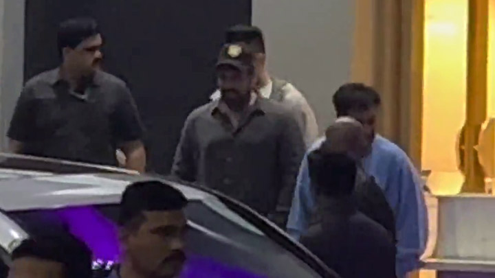 Paps capture a glimpse of Salman Khan at the airport - Bollywood Hungama