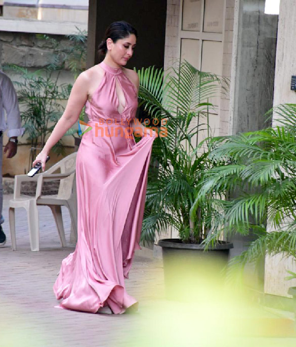 Photos Kareena Kapoor Khan snapped outside her residence in Bandra (3 ...