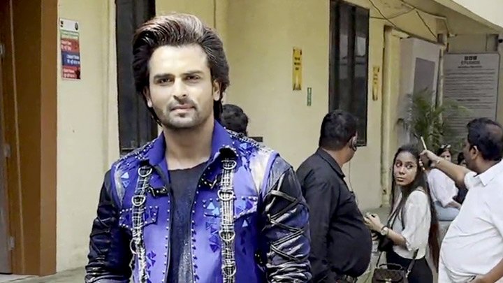 Shoaib Ibrahim shines in blue as he poses for paps on set - Bollywood ...