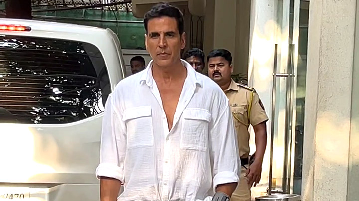 Akshay Kumar poses for paps in a white shirt as he gets clicked ...