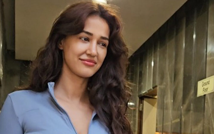 Disha Patani flashes a cute smile for paps as she gets clicked in the ...