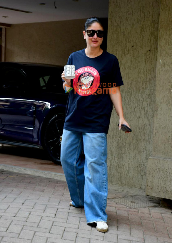 Photos Kareena Kapoor Khan snapped outside her residence in Bandra (1 ...