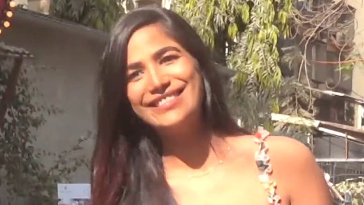 Poonam Pandey greets paps with a smile as she gets clicked in the city ...