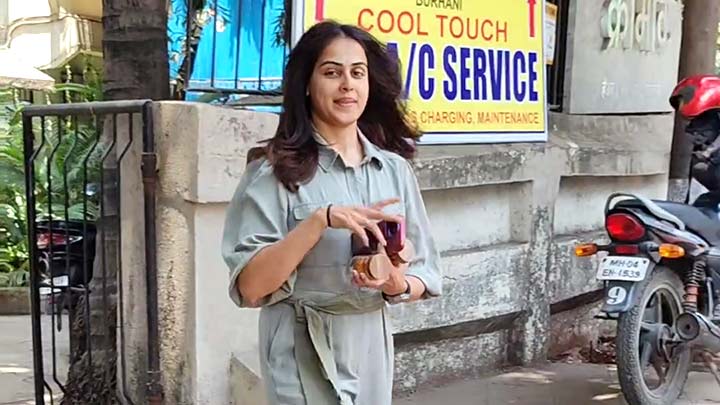 The prettiest smile in Bollywood! Genelia Deshmukh gets clicked by paps ...