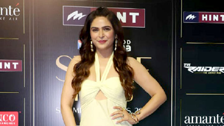 BH Style Icons 2024 Awards: Madhurima Tuli poses for paps - Bollywood ...