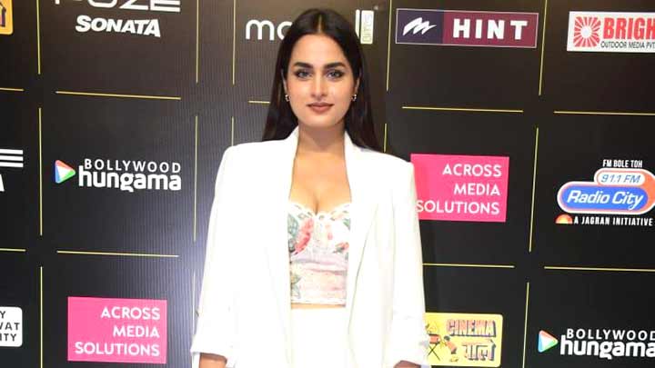 BH Style Icons 2024 Awards: Aayesha Khan poses for paps - Bollywood Hungama