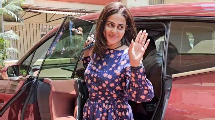 Genelia Deshmukh smiles wide for paps as she gets clicked in the city ...