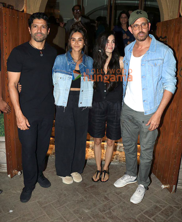 Photos Hrithik Roshan, Saba Azad, Farhan Akhtar and Shibani Dandekar snapped in Bandra (4 ...