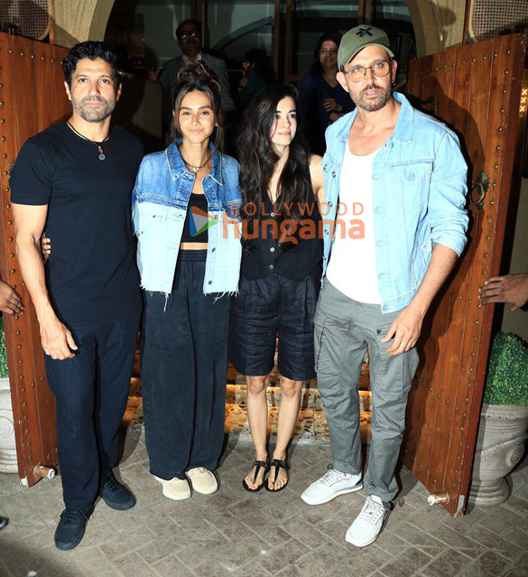 Photos Hrithik Roshan, Saba Azad, Farhan Akhtar and Shibani Dandekar snapped in Bandra (6 ...