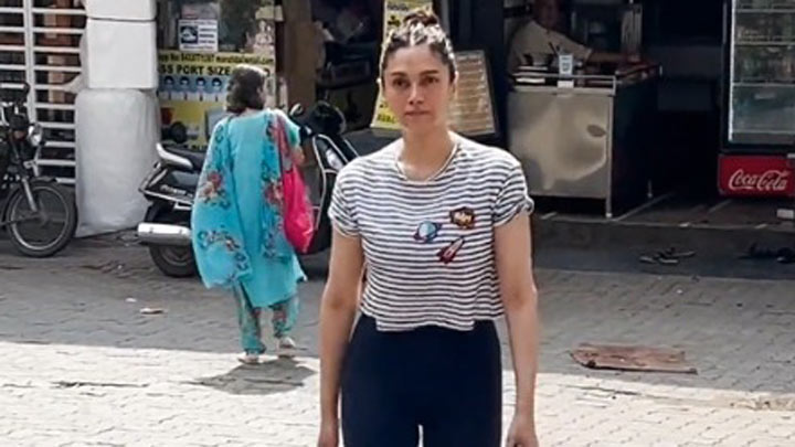 Aditi Rao Hydari greets paps with a smile as she gets clicked ...