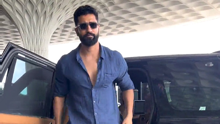 Always dapper! Vicky Kaushal strikes a pose for paps at the airport - Bollywood Hungama