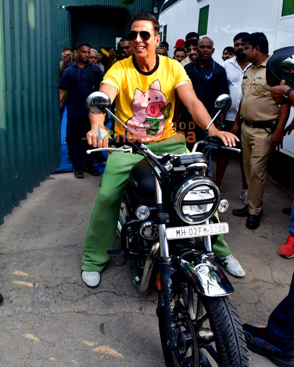 Photos Akshay Kumar snapped on a bike in Juhu (6) | Akshay Kumar Images ...