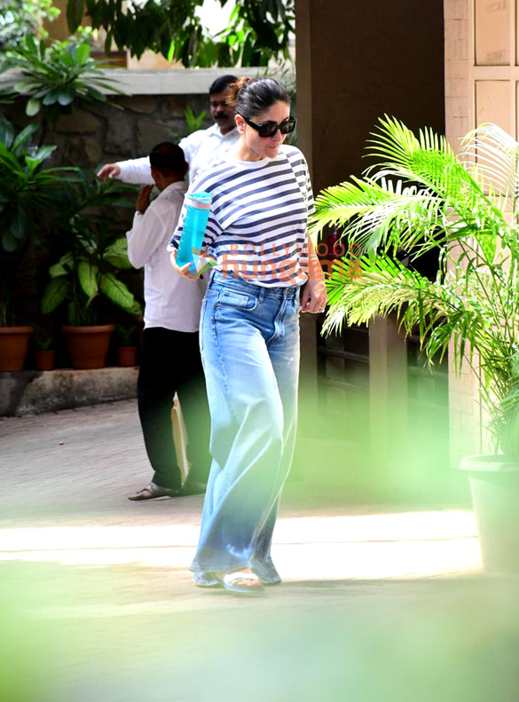 Photos Kareena Kapoor Khan snapped outside her residence in Bandra (2 ...