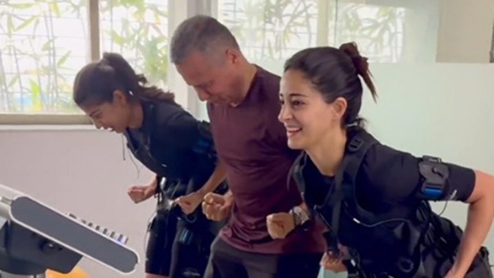 Wow! Ananya Panday takes EMS sessions with a friend - Bollywood Hungama