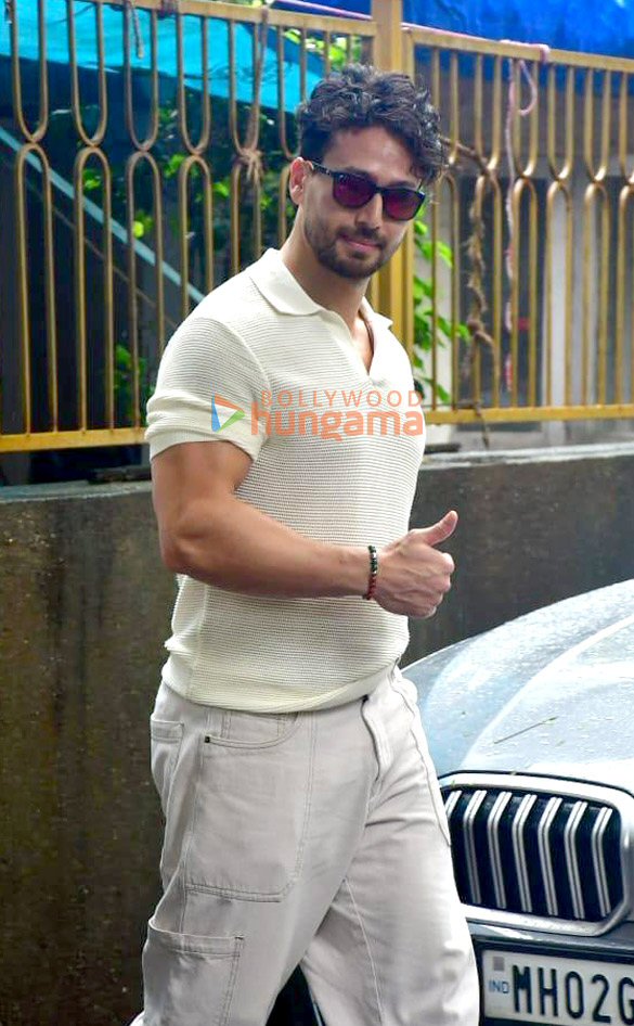 Photos: Tiger Shroff snapped in Juhu | Parties & Events - Bollywood Hungama
