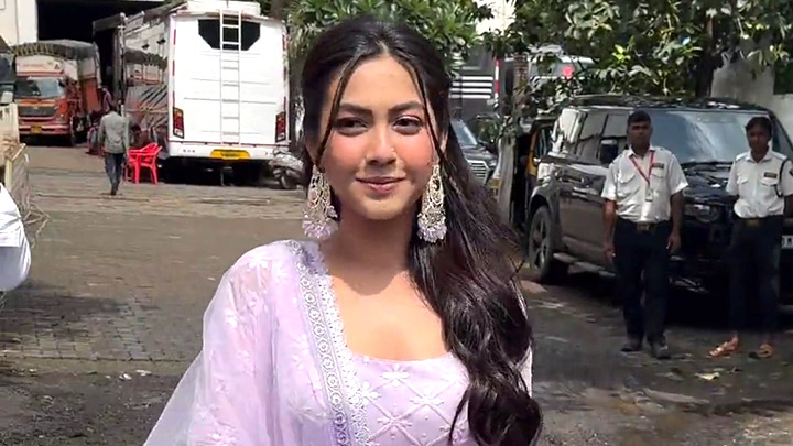 Reem Shaikh is all smiles as she poses for paps in her lavender salwar ...