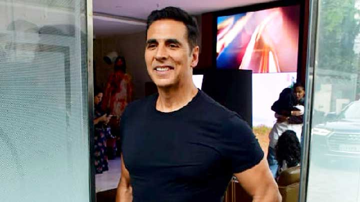 Handsome! Akshay Kumar poses for paps in all black - Bollywood Hungama