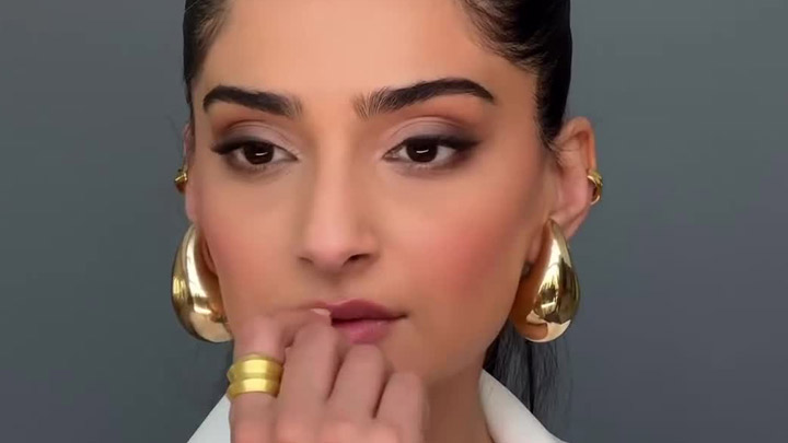 Simple is beautiful! Sonam Kapoor shines in white - Bollywood Hungama