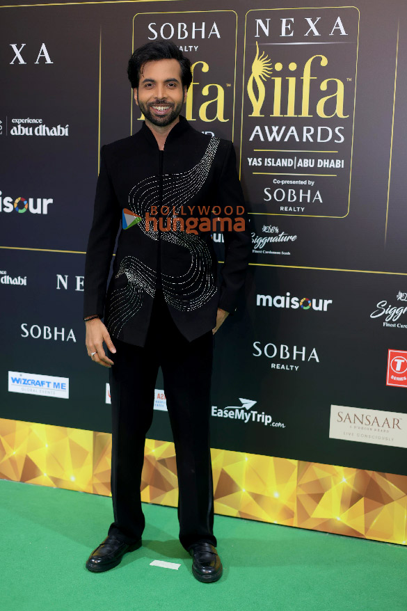 Photos Shah Rukh Khan, Rani Mukerji, Kriti Sanon, Janhvi Kapoor and others grace the green ...