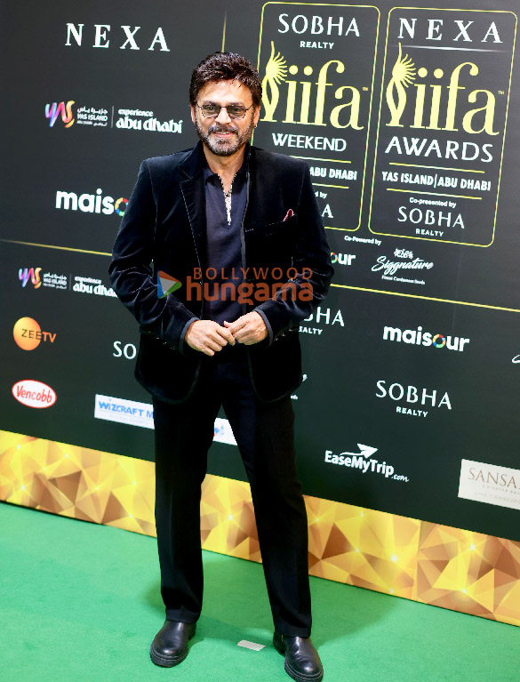 Photos Shah Rukh Khan, Rani Mukerji, Kriti Sanon, Janhvi Kapoor and others grace the green ...