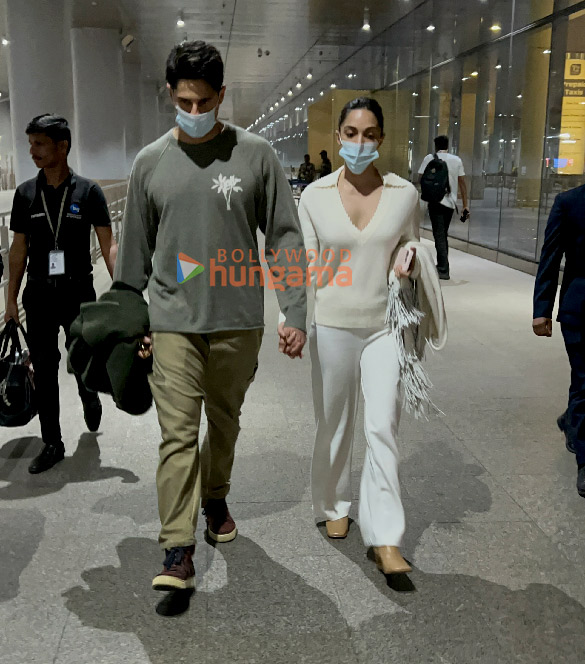 Photos Shraddha Kapoor, Sidharth Malhotra, Kiara Advani and others snapped at the airport (2 ...