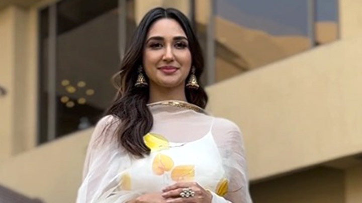 Nikita Dutta looks extremely pretty wearing her organza dupatta ...