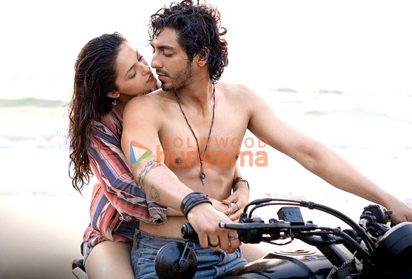 Saiyaara Movie: Review | Release Date (2025) | Songs | Music | Images | Official Trailers ...