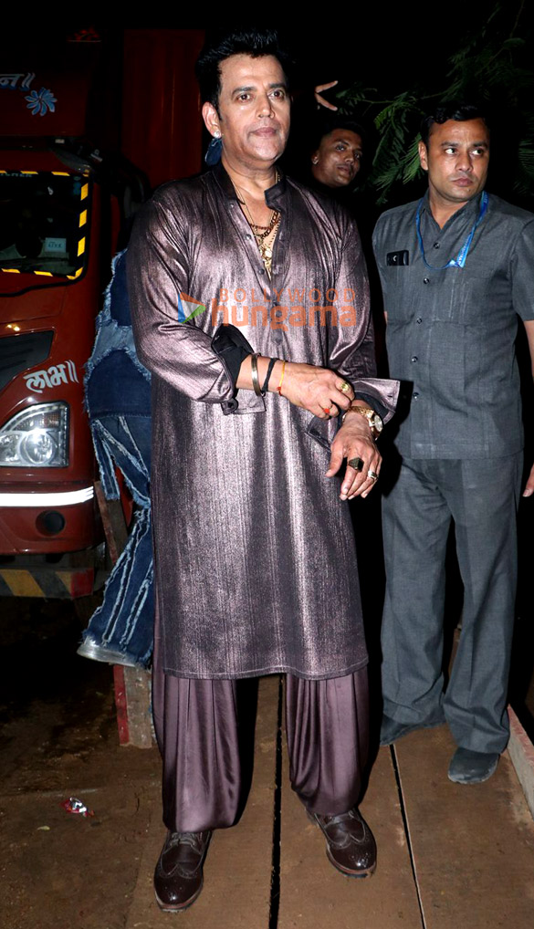 Photos: Ravi Kishan snapped at a shoot location | Parties & Events - Bollywood Hungama